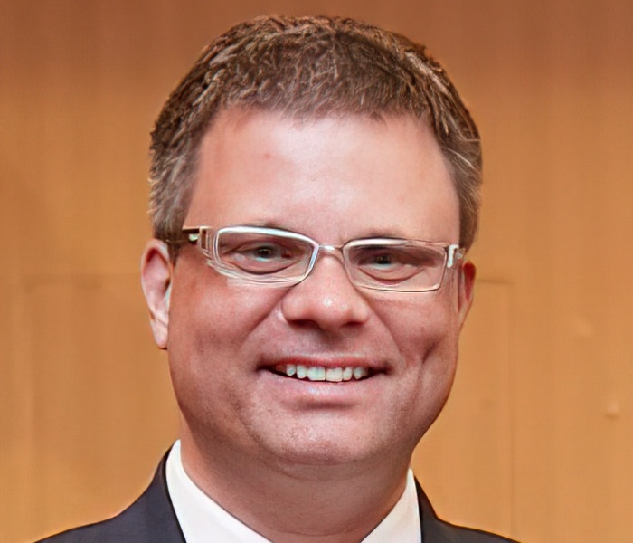 Human decisions and human rights should be at the core of AI regulation ...